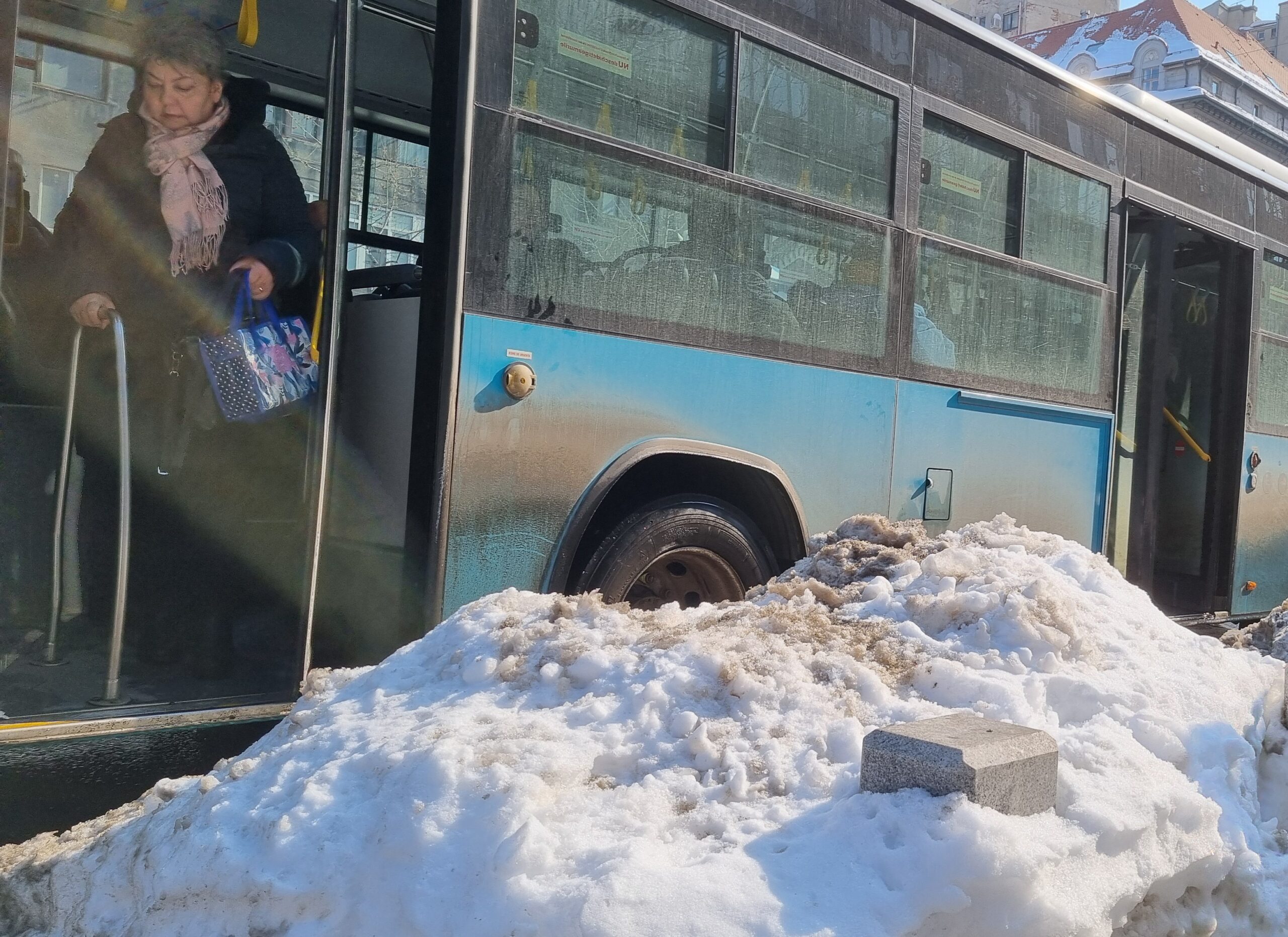 Stații STB înzăpezite, în tot Bucureștiul, deși nu mai ninge de 3 zile