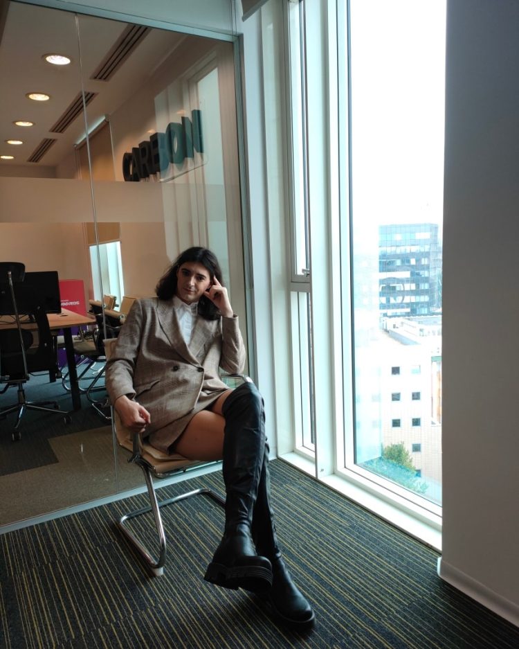 Un student le-a cerut profesorilor să i se adreseze precum unei fete ...