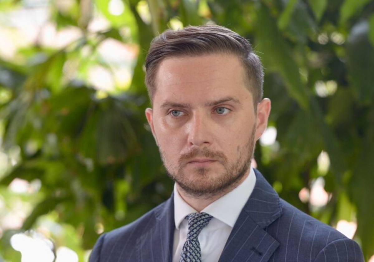 Stelian Bujduveanu se laudă cu noi beculețe cumpărate, în timp ce ...